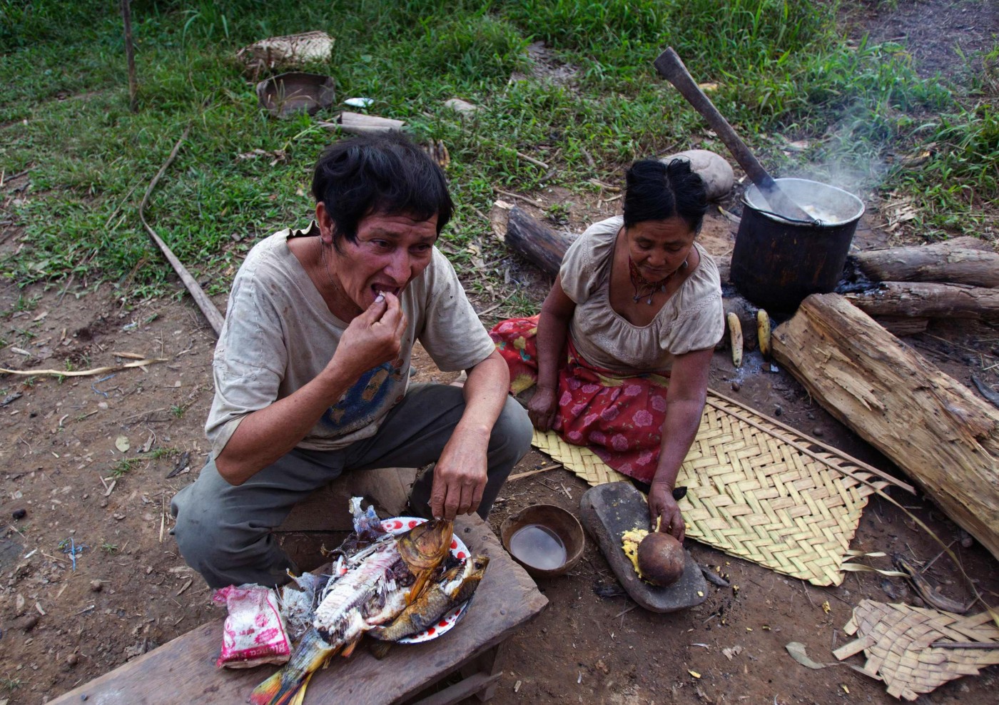 Amazonic indigenous couple eat lunch in Isiboro Secure national park ...
